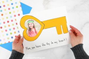 "Key to My Heart Card" Kids Valentine Craft - The Soccer Mom Blog